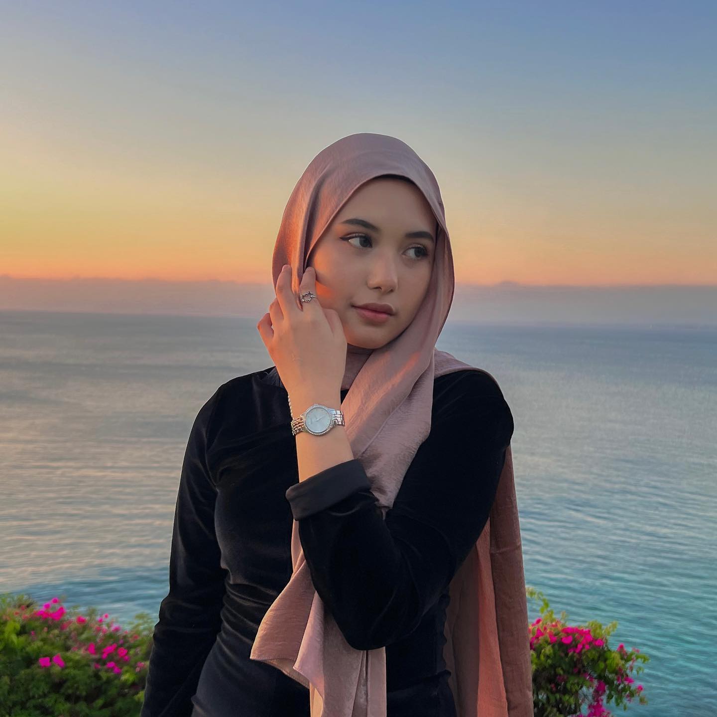 Ngobrol seru bareng persona AI favoritmu - Avatara